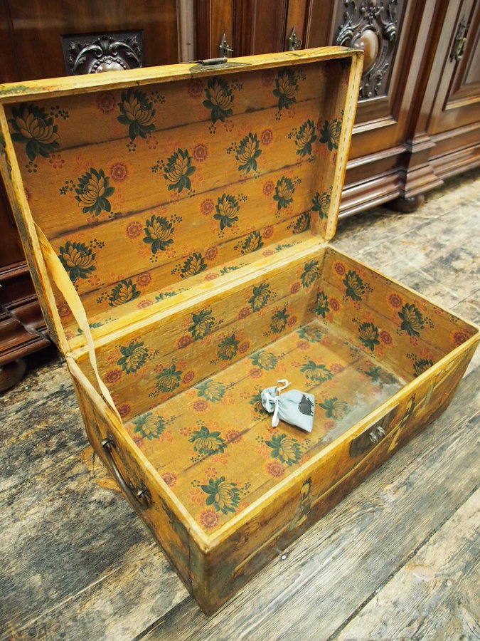 Antique Small Travel Trunk | ANTIQUES.CO.UK