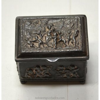 Antique Small box collection with classic decor | ANTIQUES.CO.UK