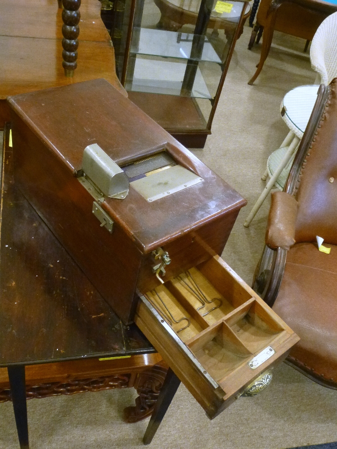 Antique Shop Till | ANTIQUES.CO.UK